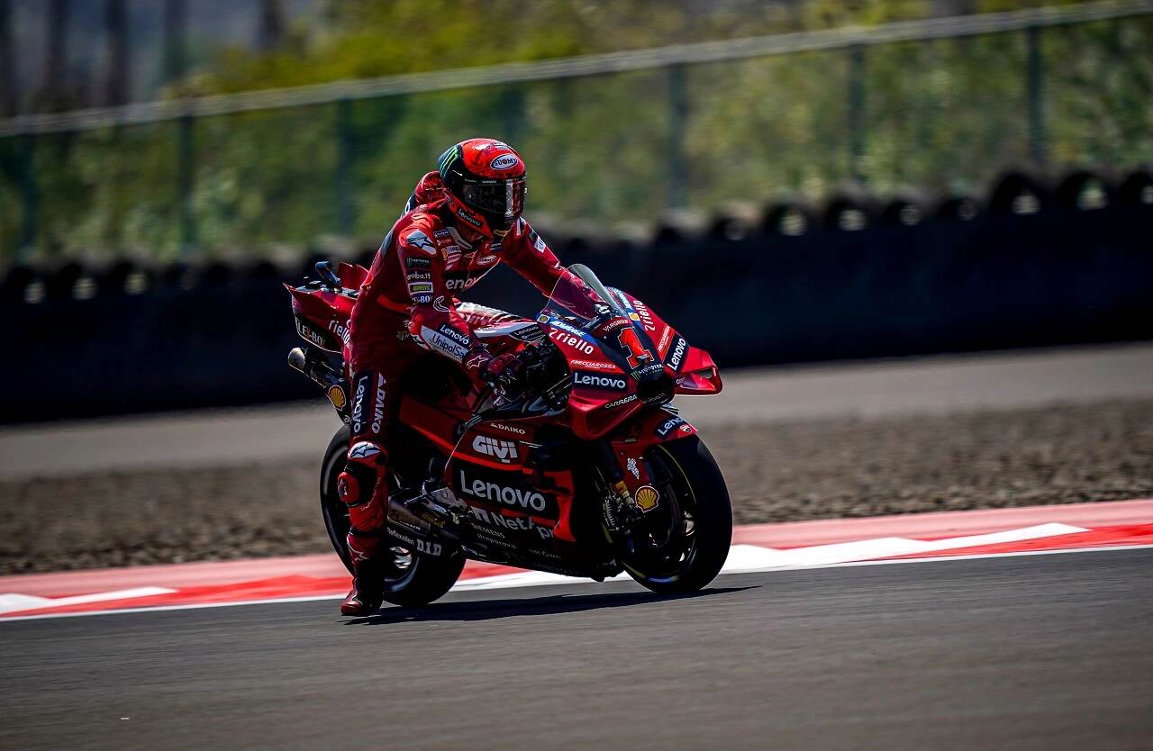 Martin cai, Bagnaia vence GP da Indonésia e retoma liderança na MotoGP ... Martin cai, Bagnaia vence GP da Indonésia e retoma liderança na MotoGP ...